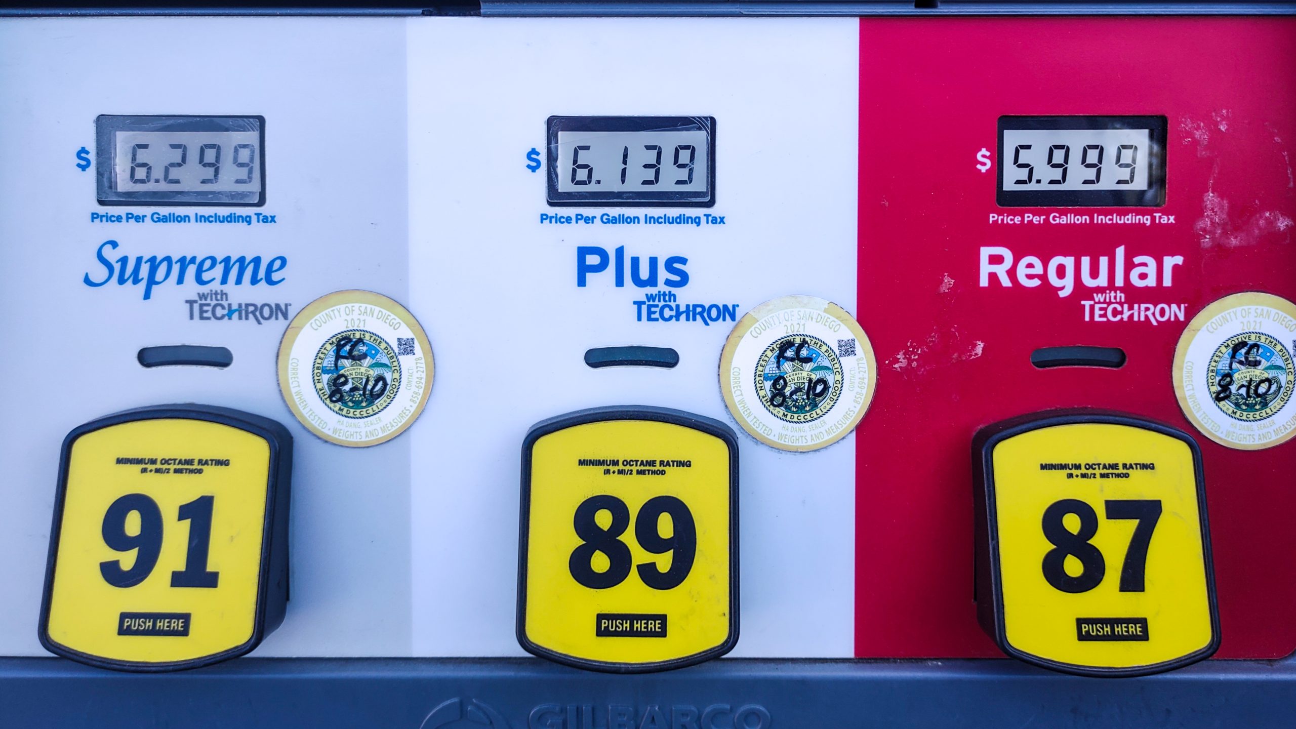 Qué tal $400 para que usted mitigue el costo de gasolina - El Latino