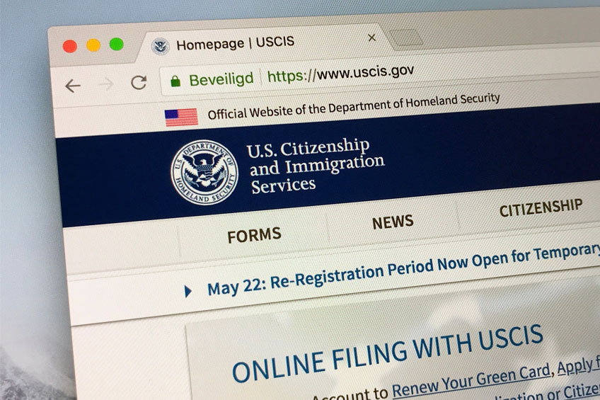 Alerta USCIS por posibles dificultades técnicas en su portal - El Latino